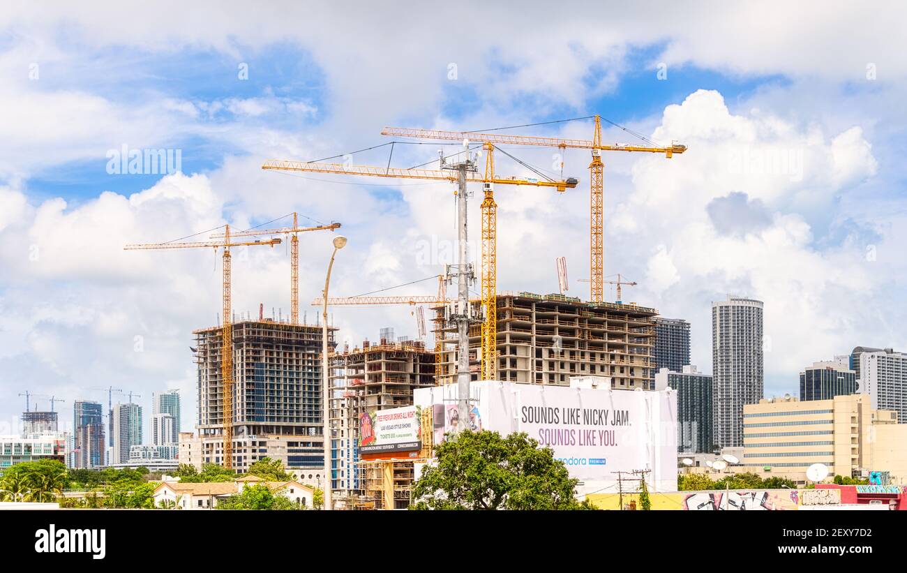 Construcion cranes hi-res stock photography and images - Alamy