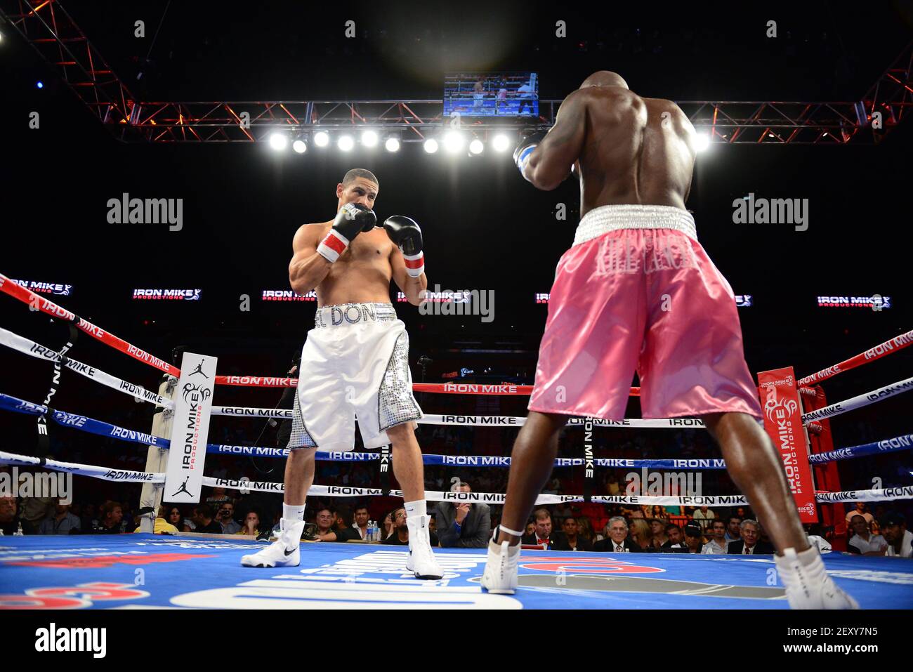 Light Heavyweight and WBC ranked #3 Humberto 'El Don' Savigne (L) and ...