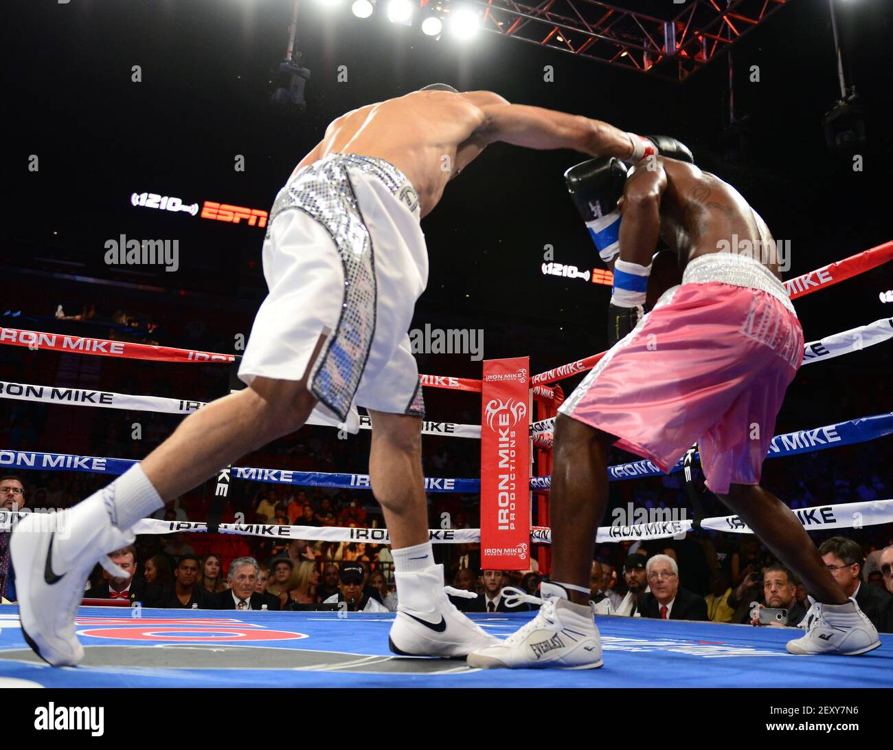 Light Heavyweight and WBC ranked #3 Humberto 'El Don' Savigne (L) and ...