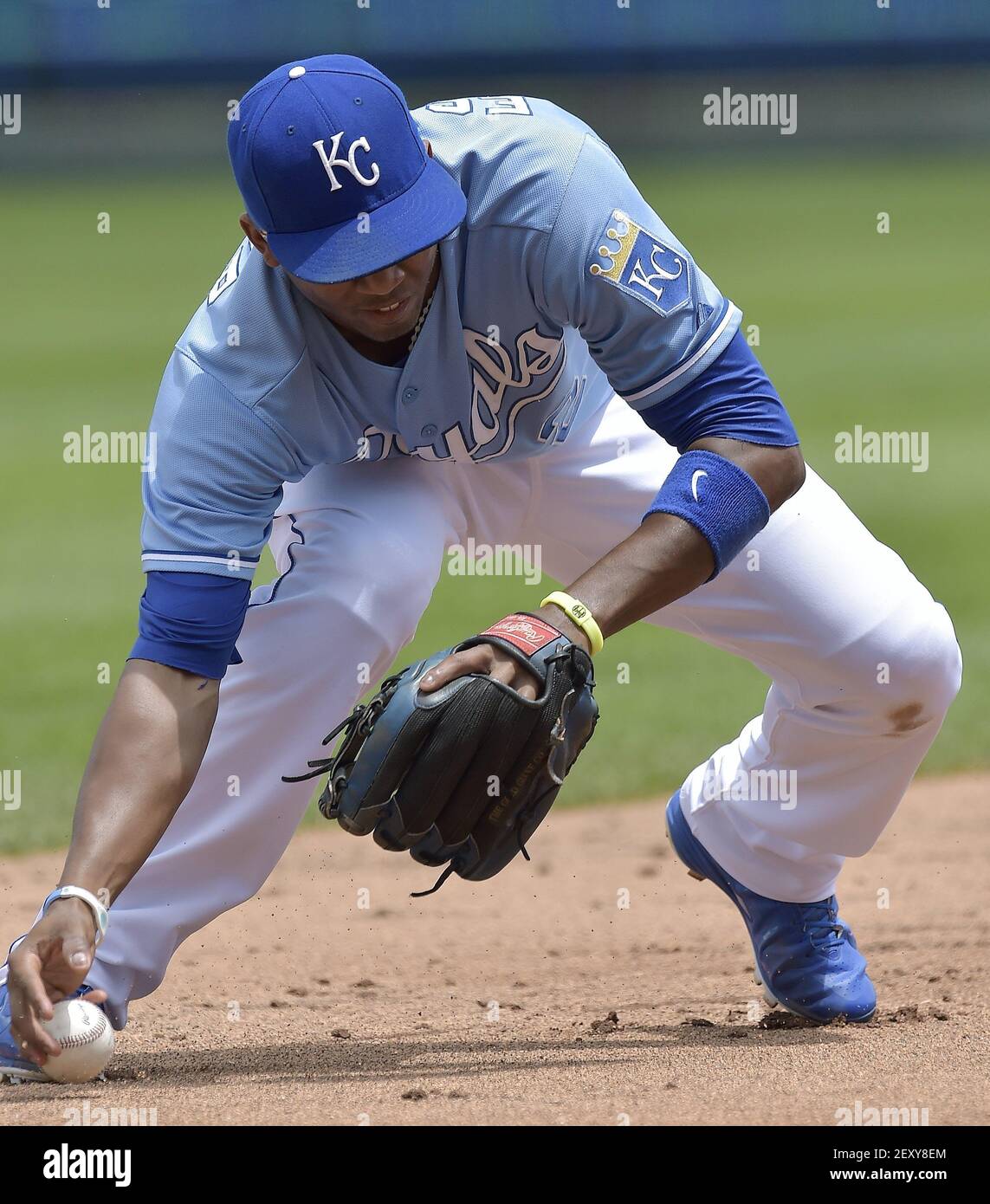 Kansas City Royals shortstop Alcides Escobar (2) couldn't barehand a ...