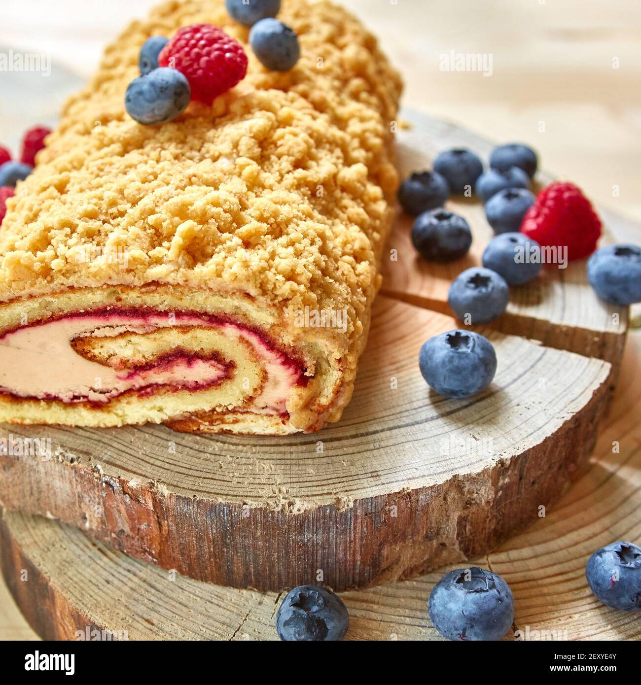Strawberry log cake hi-res stock photography and images - Alamy