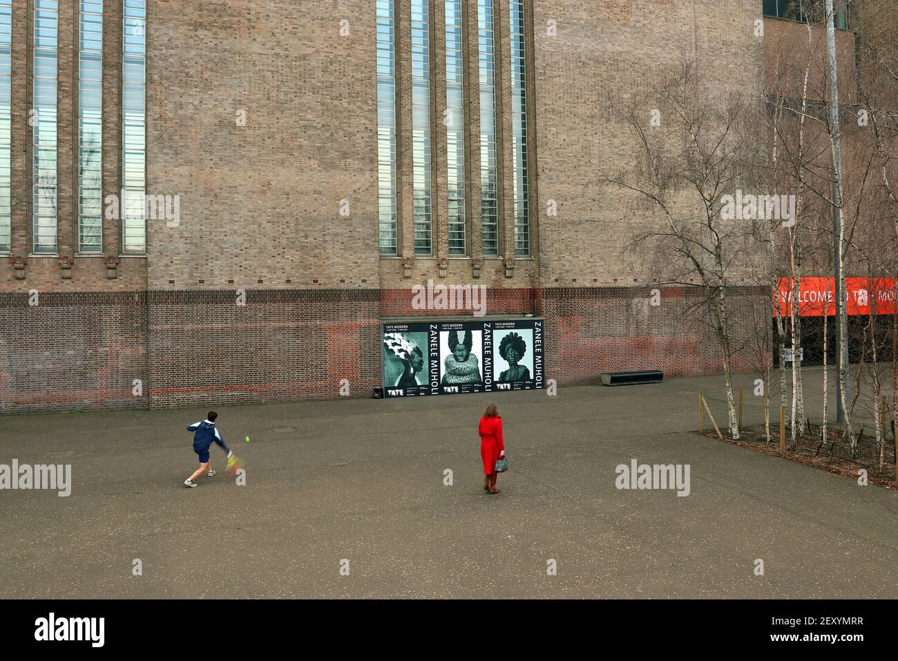 Boy playing squash alone hi-res stock photography and images - Alamy