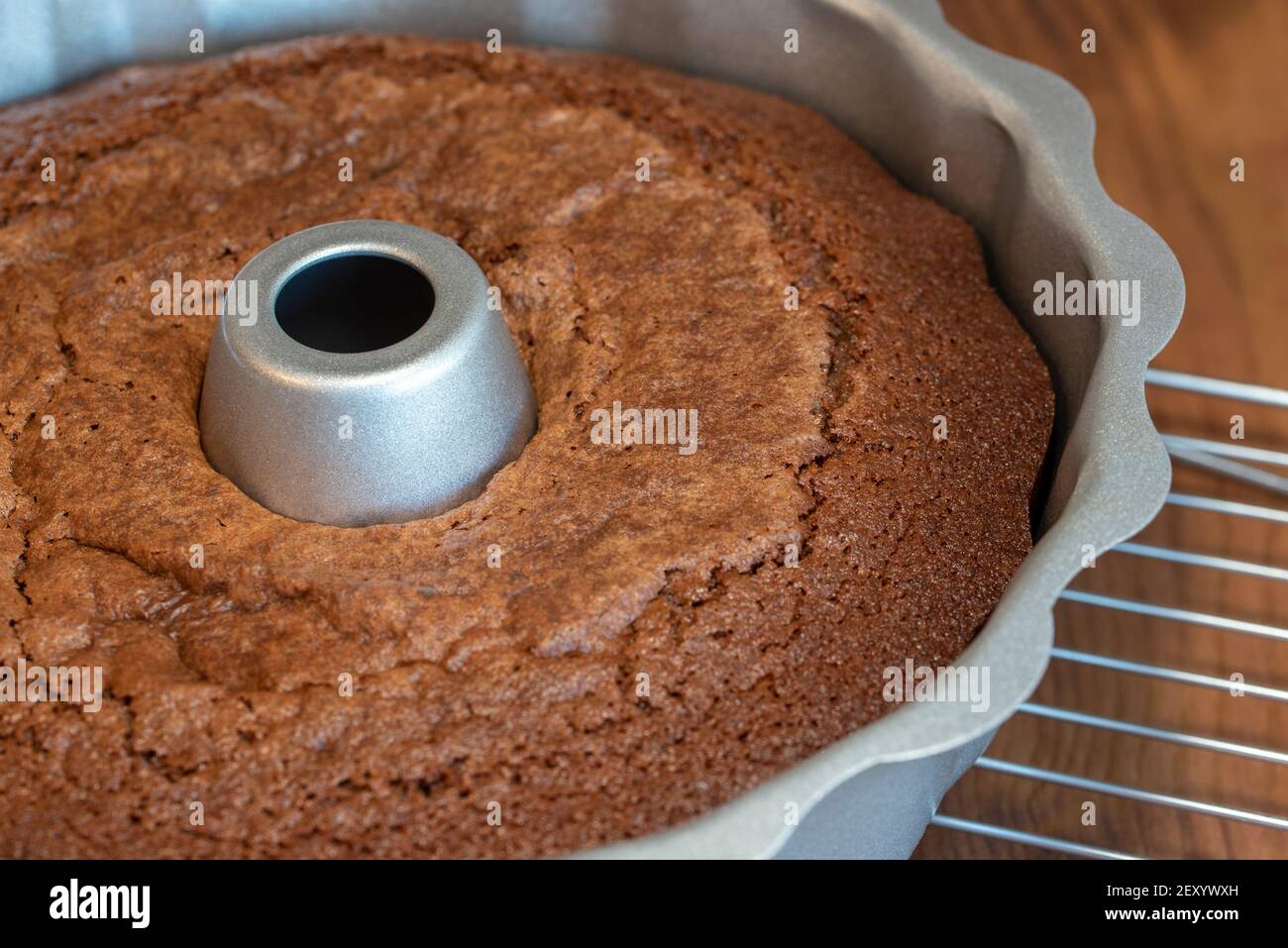 Cake in bundt mold hi-res stock photography and images - Alamy