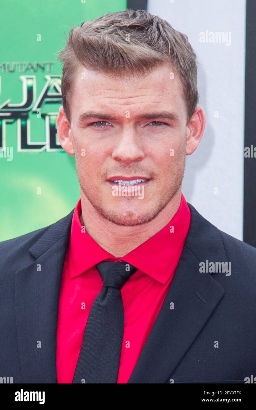 Alan Ritchson attends the Los Angeles Premiere of "Teenage Mutant Ninja ...
