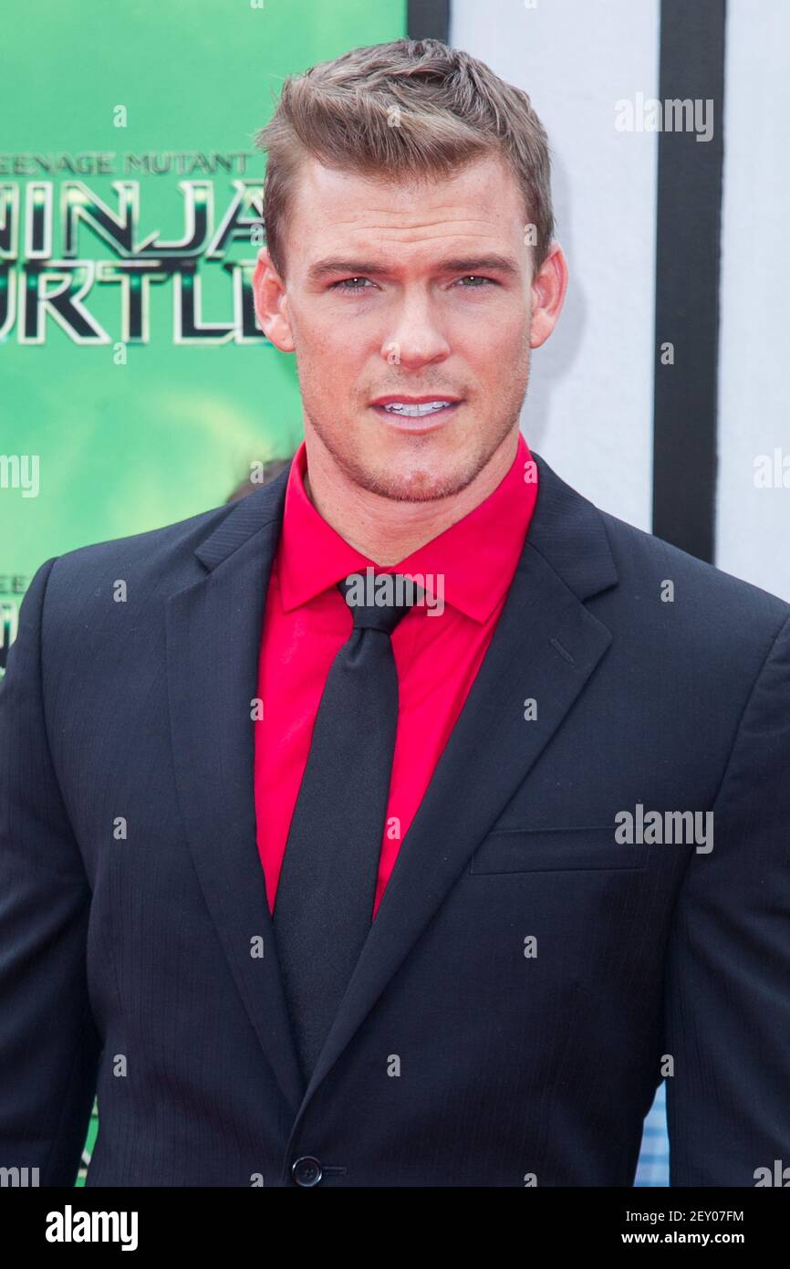 Alan Ritchson attends the Los Angeles Premiere of "Teenage Mutant Ninja ...