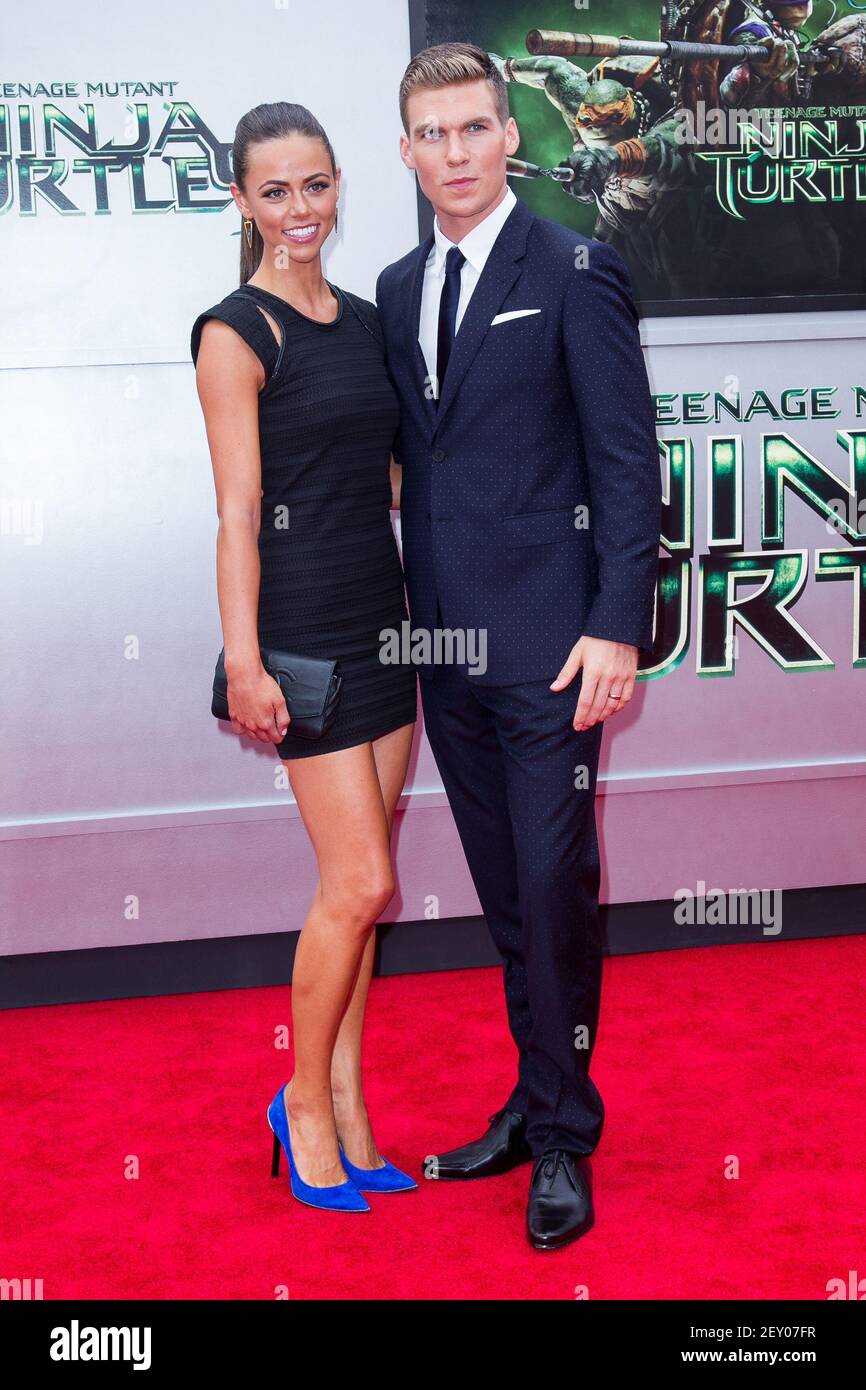 Pete Ploszek attends the Los Angeles Premiere of "Teenage Mutant Ninja ...