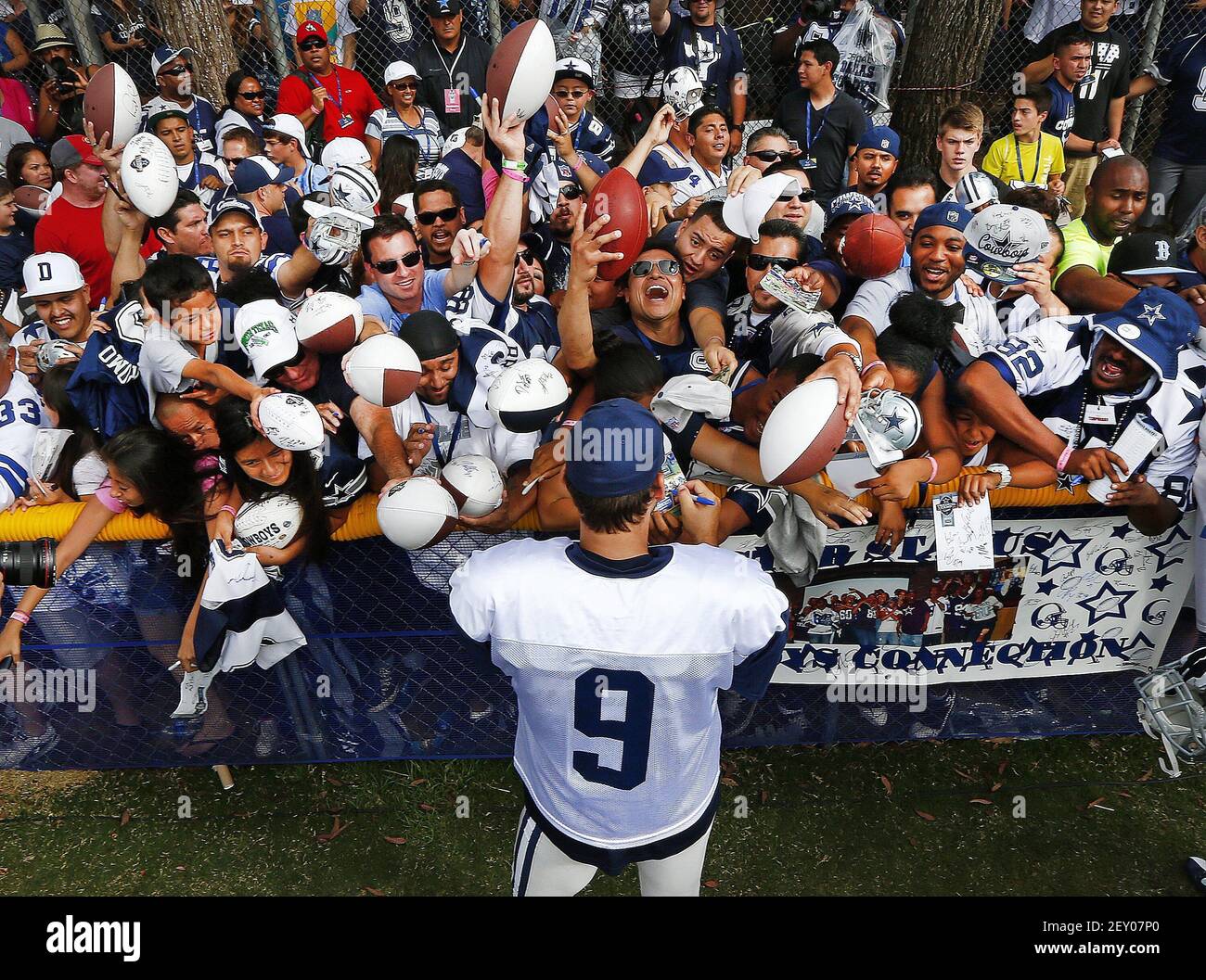 Dallas Cowboys quarterback Tony Romo (9) signs autographs for fans ...