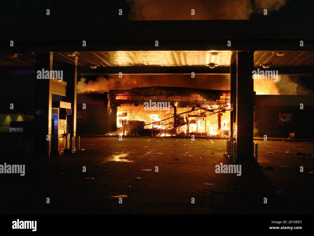 The QuikTrip in Ferguson, Mo., burns after being looted by rioters on ...