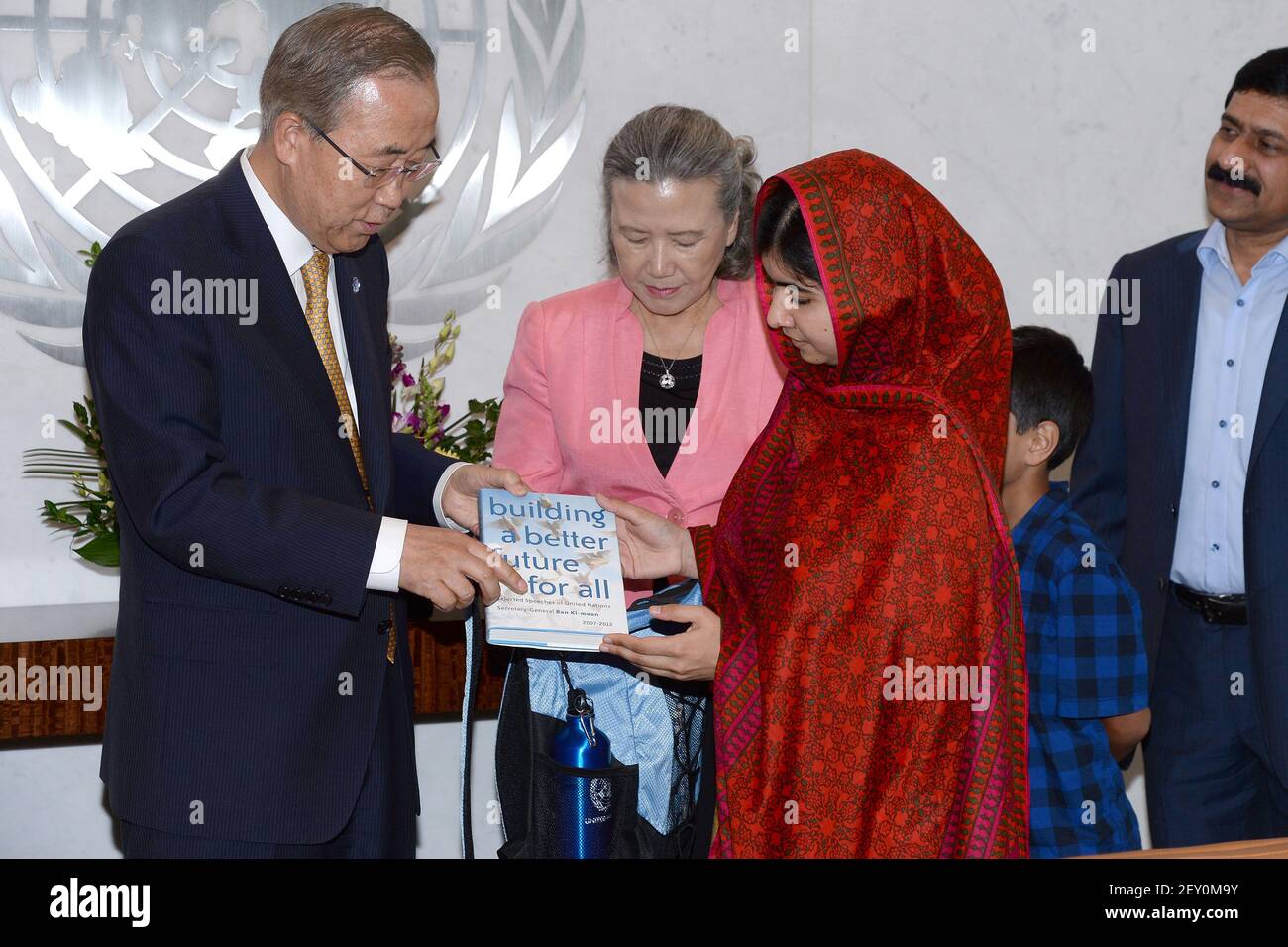 Malala yousafzai brother hi-res stock photography and images - Alamy