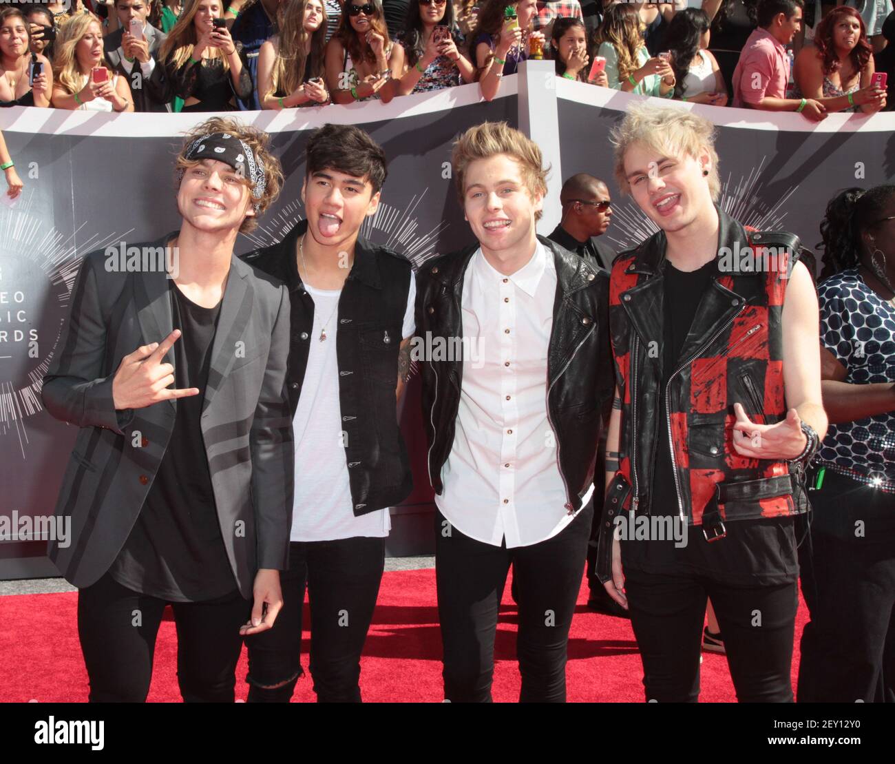 L-R) Musicians Ashton Irwin, Calum Hood, Luke Hemmings, and Michael ...