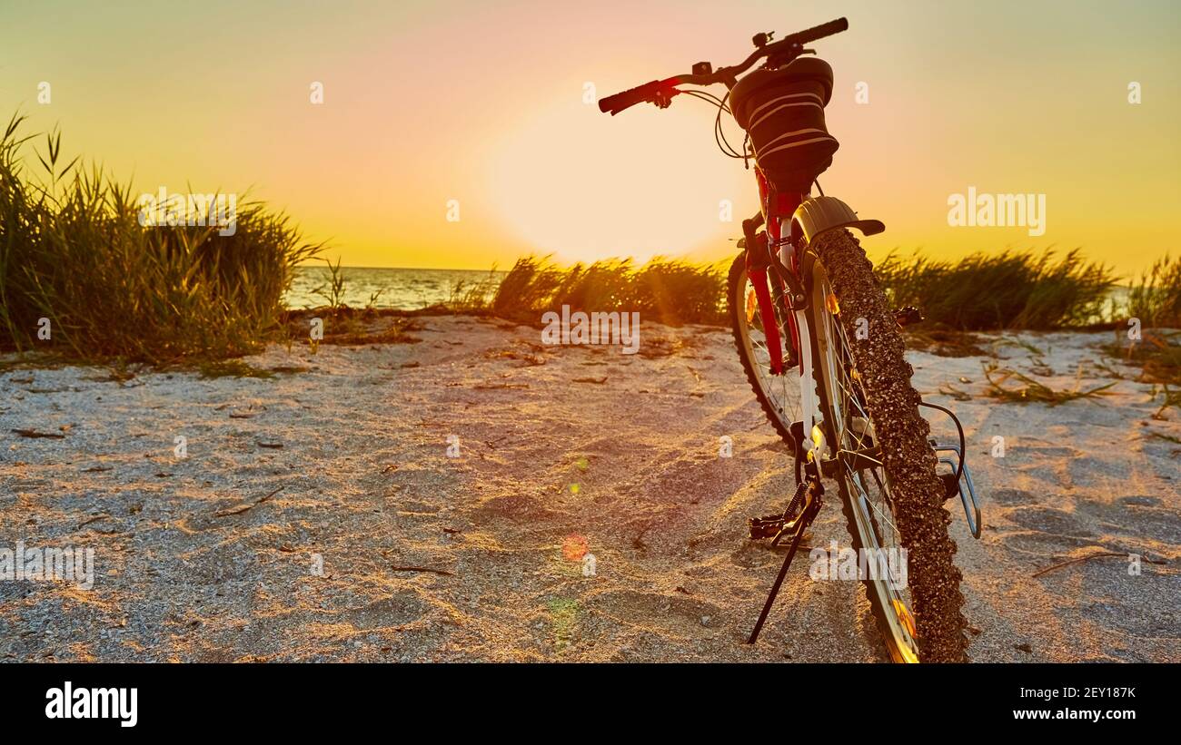 Bicycle sea countryside background hi-res stock photography and images ...