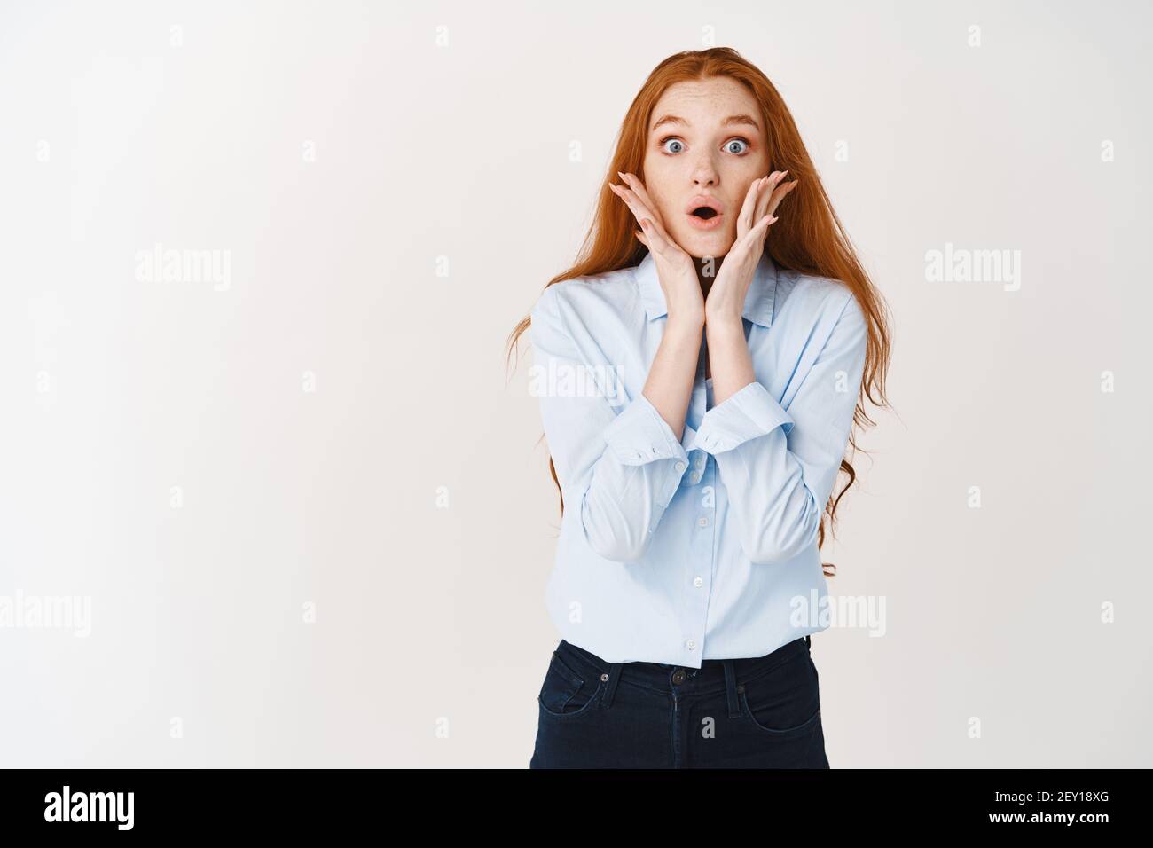 Image of shocked female hr looking at camera surprised, checking out ...