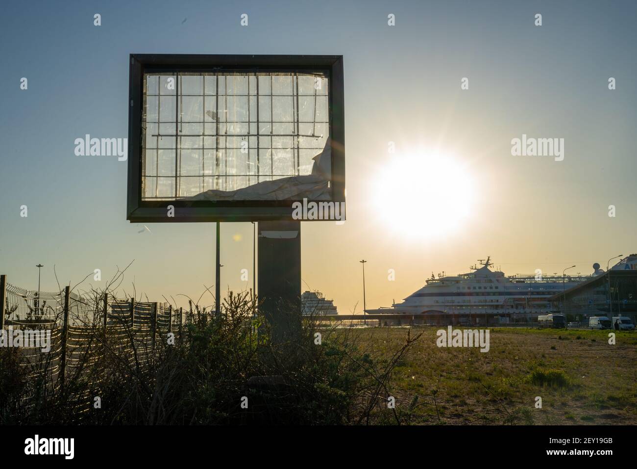 Dirty billboard hi-res stock photography and images - Alamy