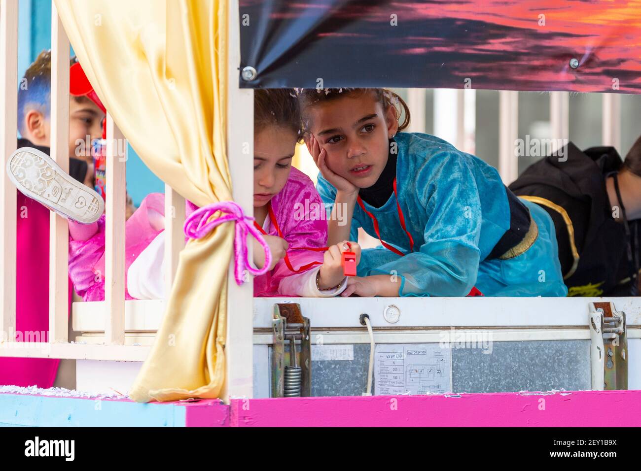 Children on parade float hi-res stock photography and images - Alamy