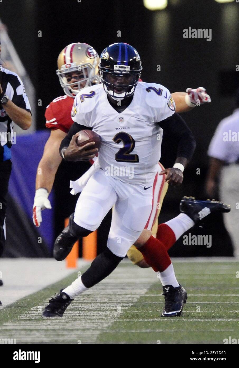 Baltimore Ravens quarterback Tyrod Taylor (2) scrambles past the San ...