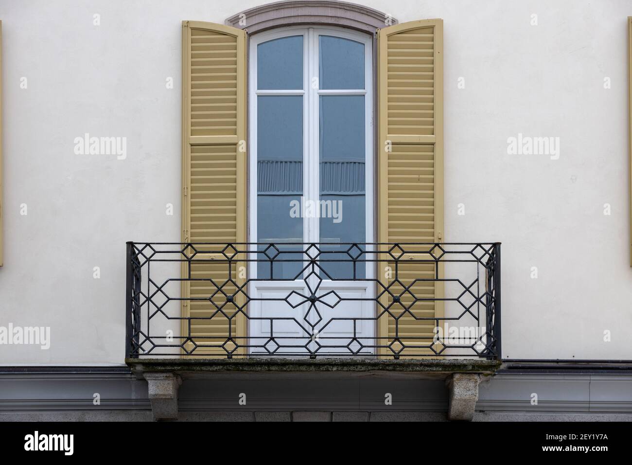 European balcony hi-res stock photography and images - Alamy