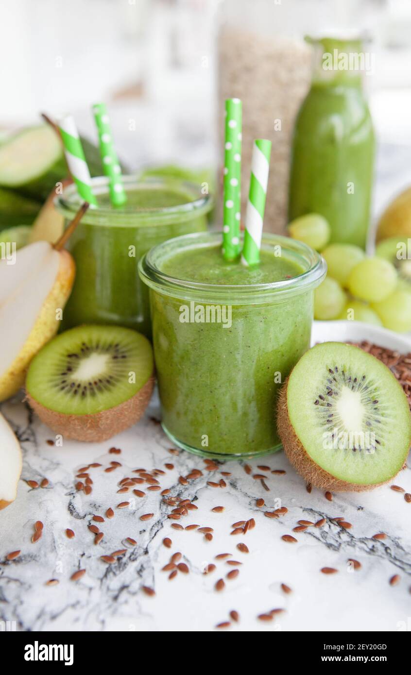 Green smoothie kiwi hi-res stock photography and images - Alamy