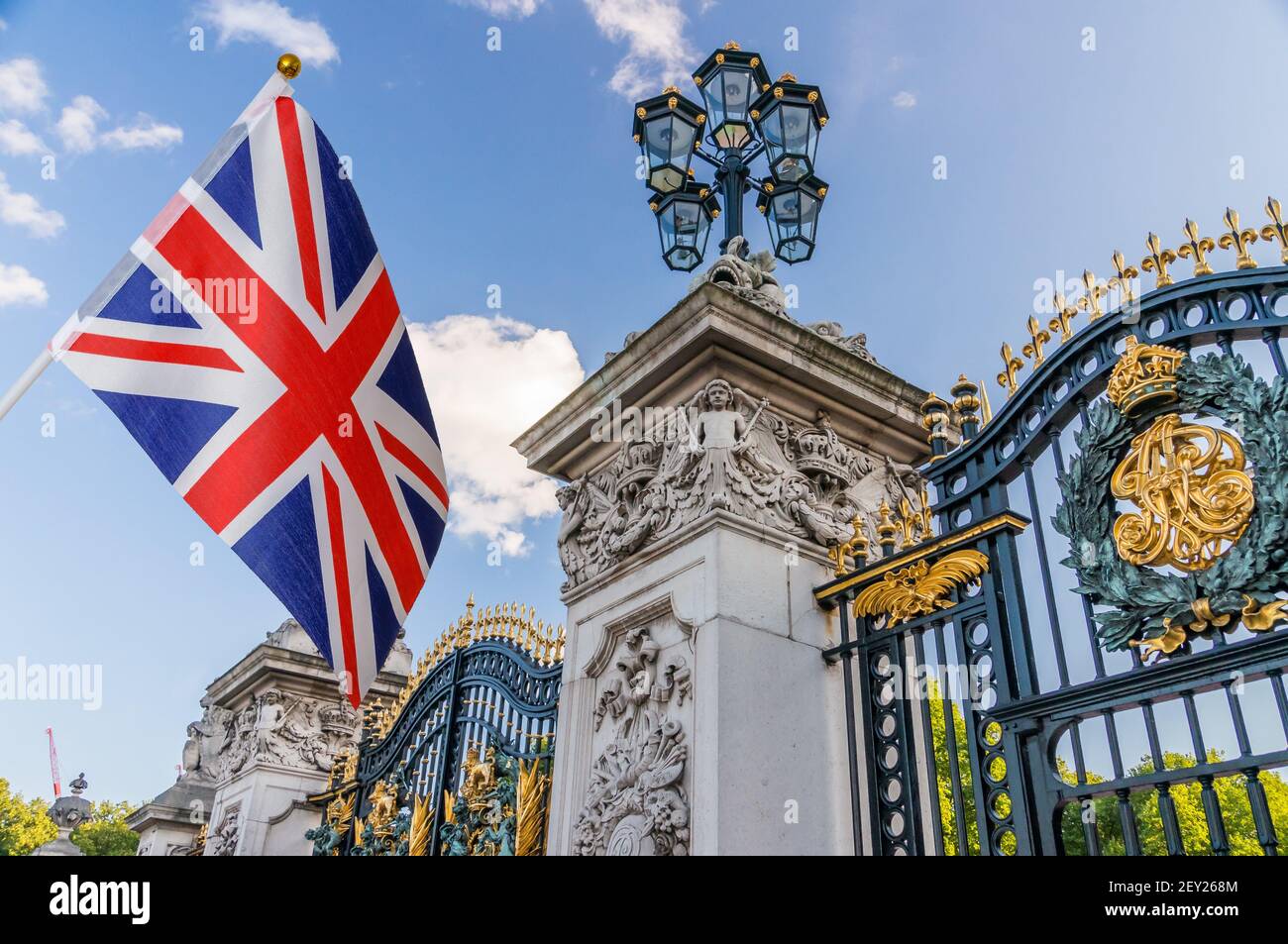 Flag of Great Britain and Buckingham palace in background Stock Photo ...