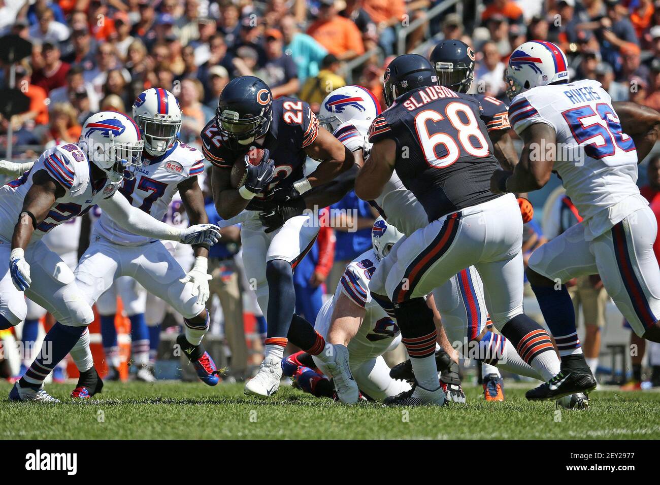 Chicago Bears running back Matt Forte (22) runs the ball from a handoff ...