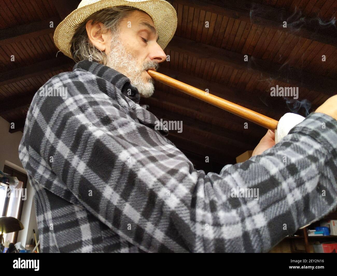 man with traditional native american indian pipe Stock Photo - Alamy