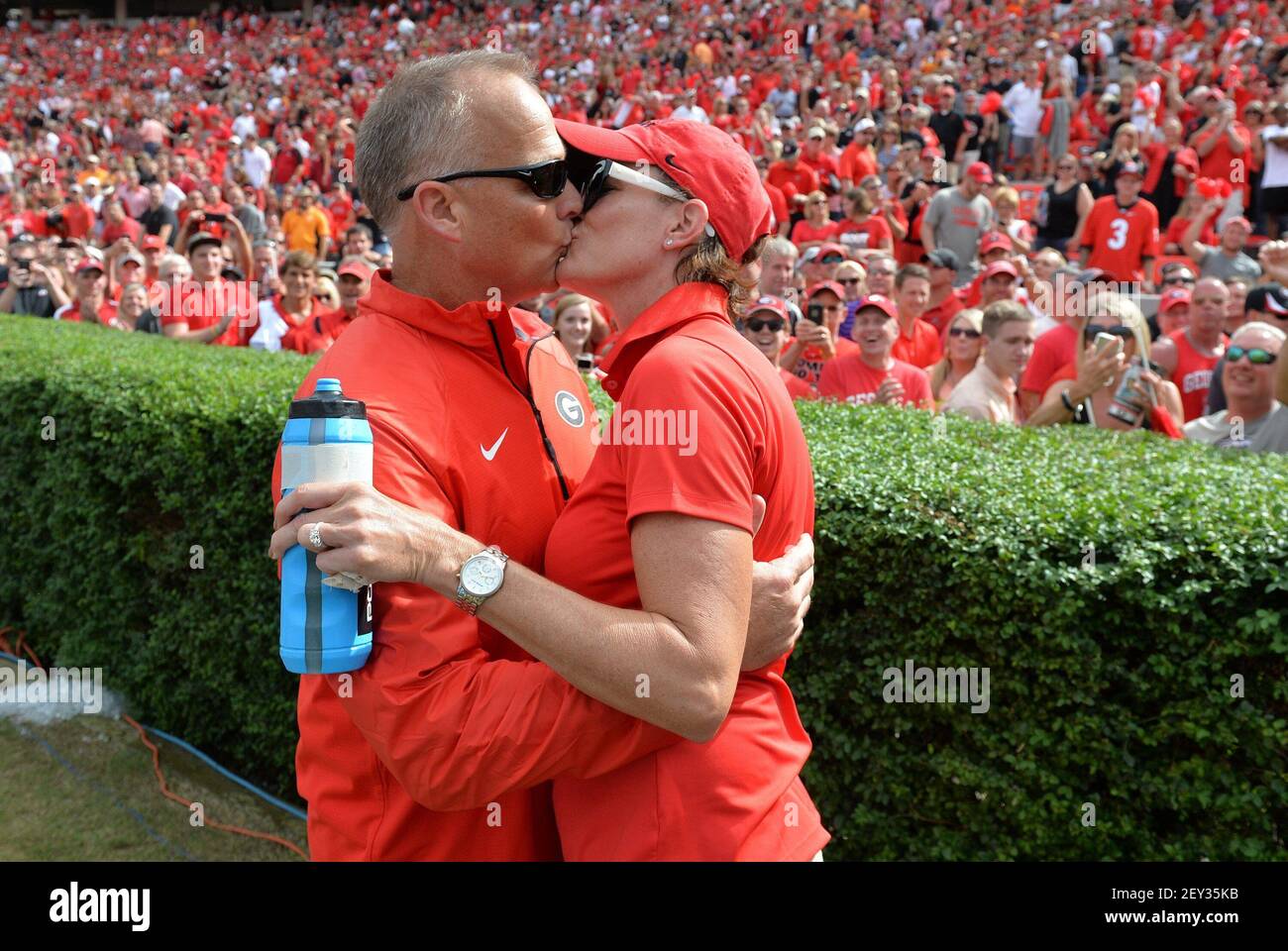 Georgia head coach Mark Richt celebrates with his wife, Katharyn, after ...