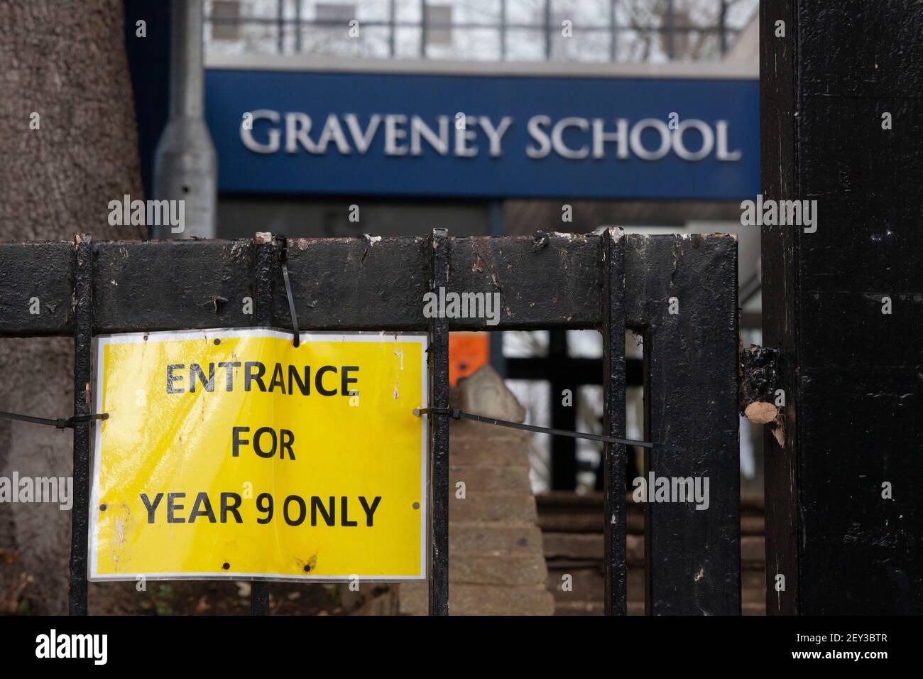 Face masks in schools uk hi-res stock photography and images - Alamy