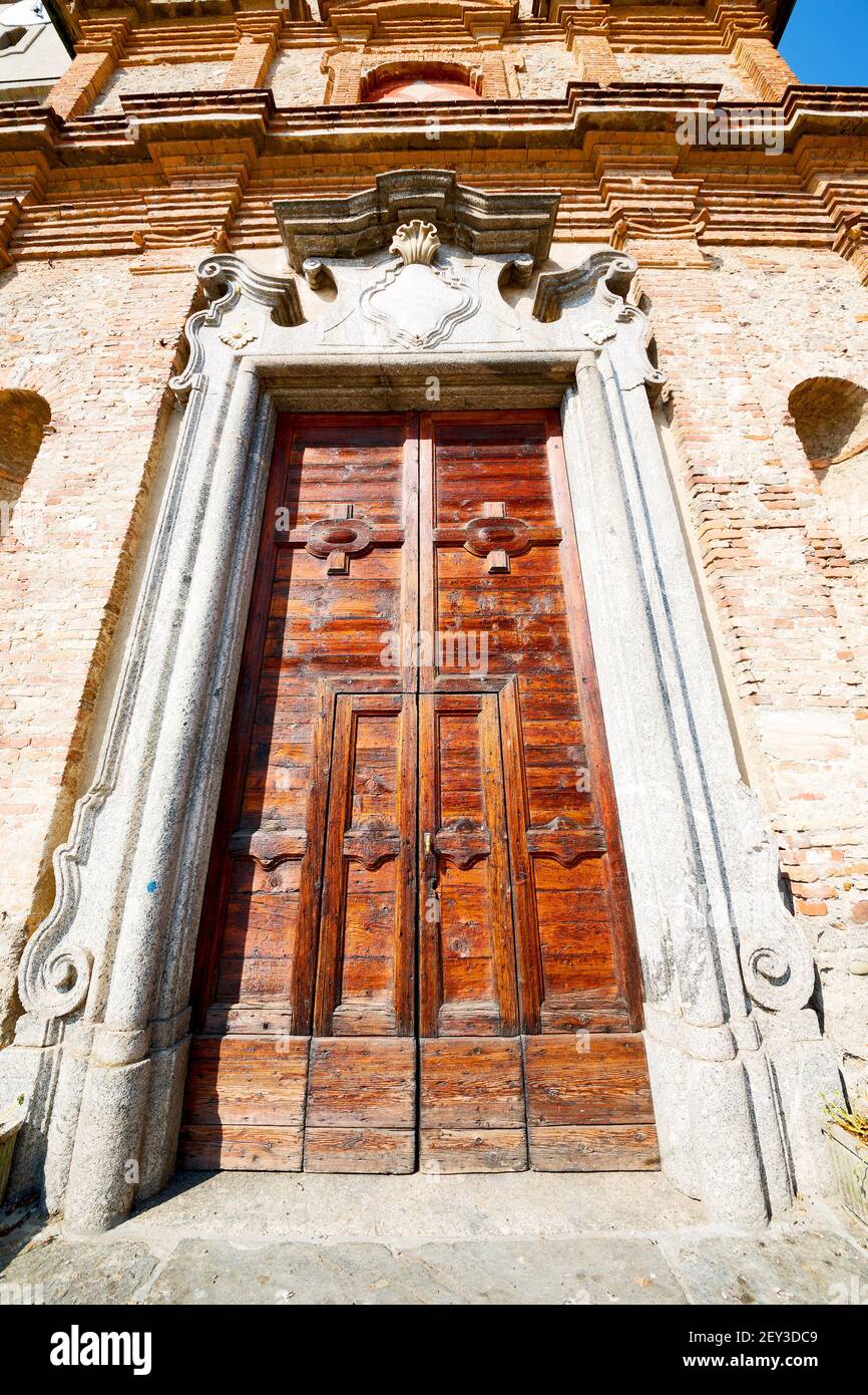 Wall door in the historical gate Stock Photo - Alamy