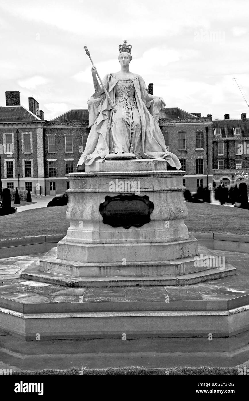 Historic marble and statue in old city of london england Stock Photo ...