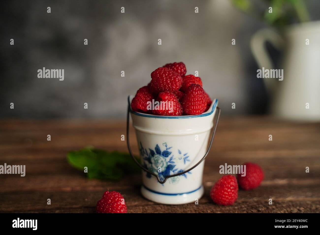 Dark still life hi-res stock photography and images - Alamy