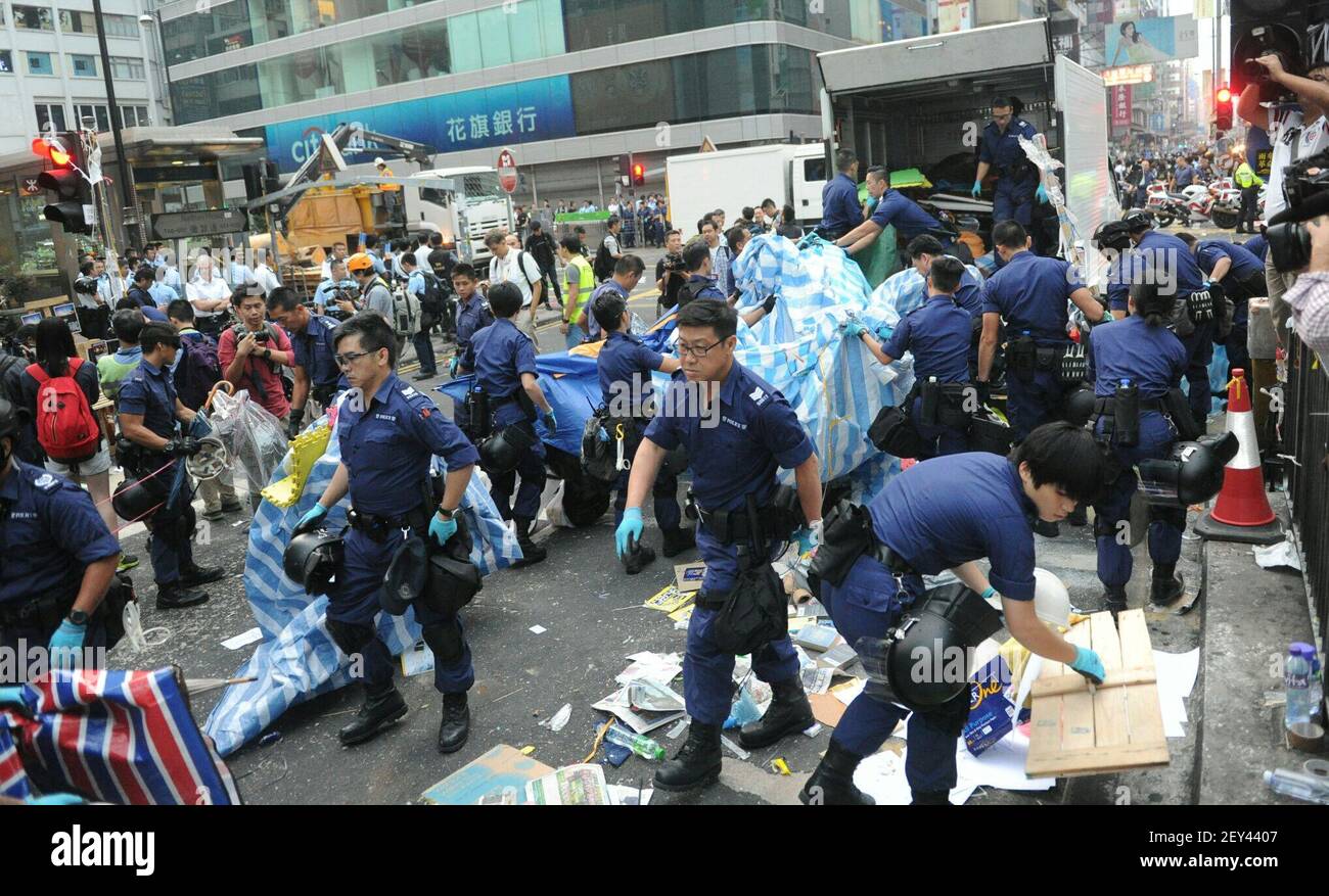 Hundreds of polices arrest some violent protestors and clean the ...
