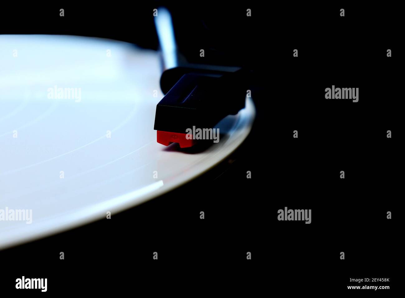 White vinyl record on turntable with close detail of cartridge Stock ...