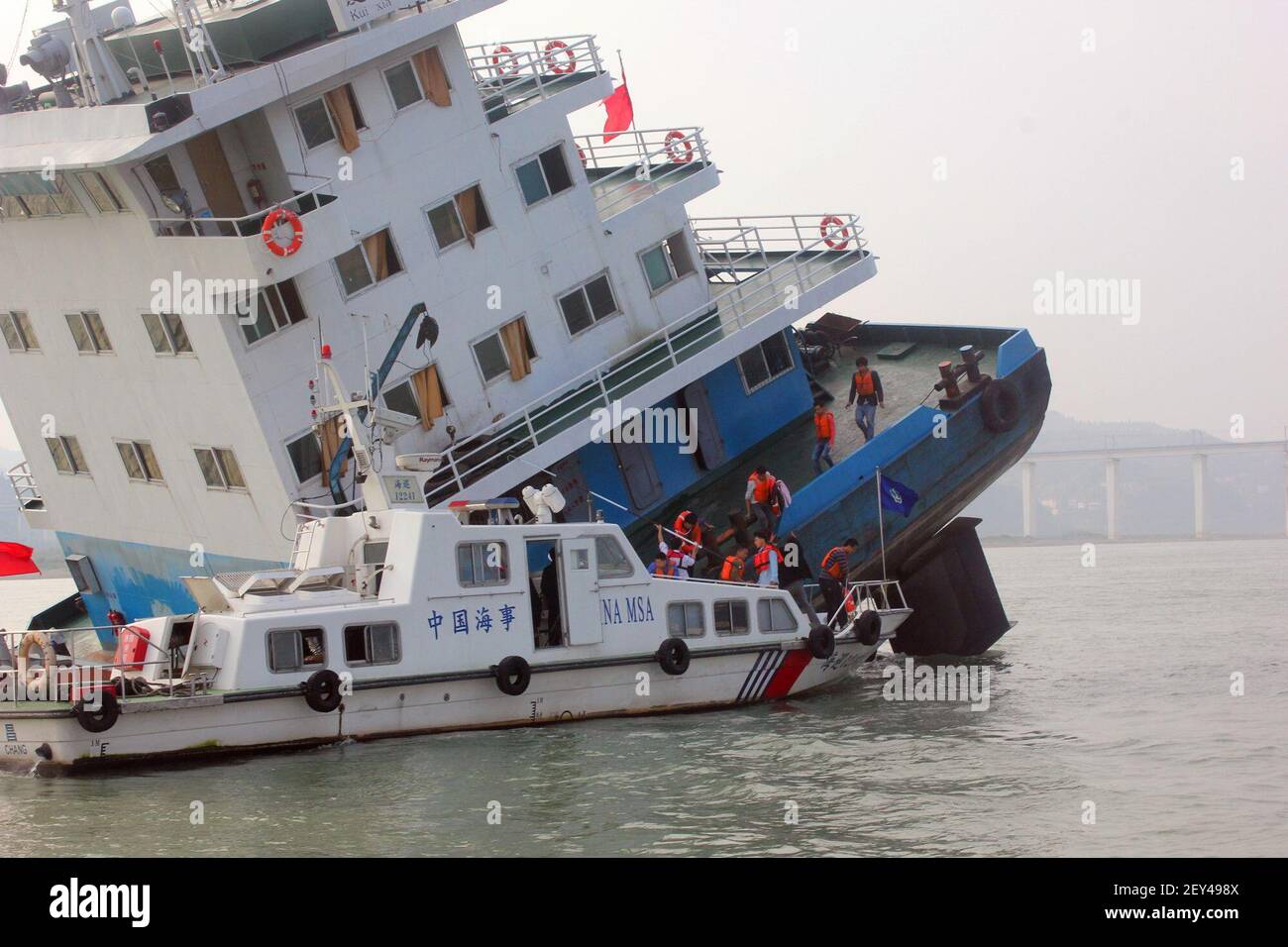 A cargo ship was ruptured and overturned on Yanzhiba river in Yichuan ...