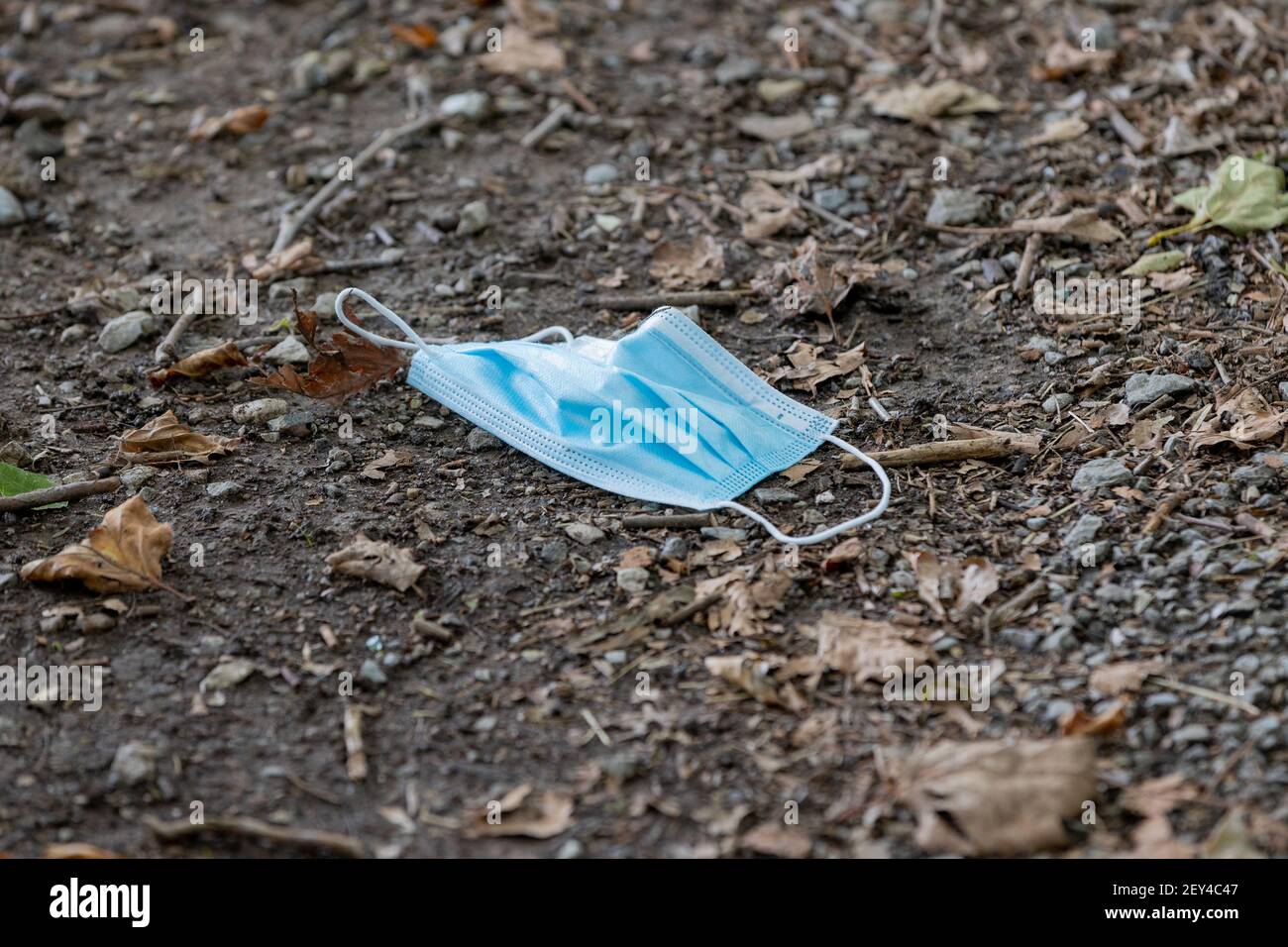 protective face mask abandoned on the ground Stock Photo - Alamy