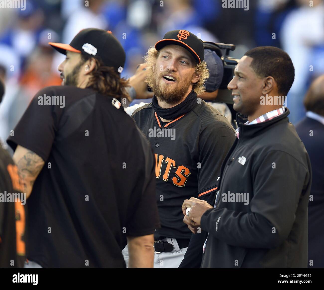 San Francisco Giants outfielder Hunter Pence, middle, chats with ...