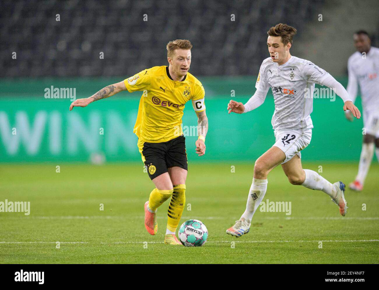 Marco REUS l. (DO) in duels versus Florian NEUHAUS (MG), action ...