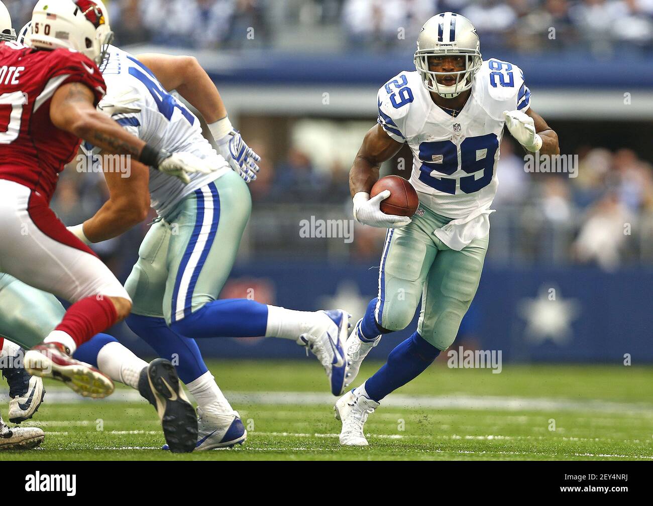 Dallas Cowboys running back DeMarco Murray (29) runs for a first down ...