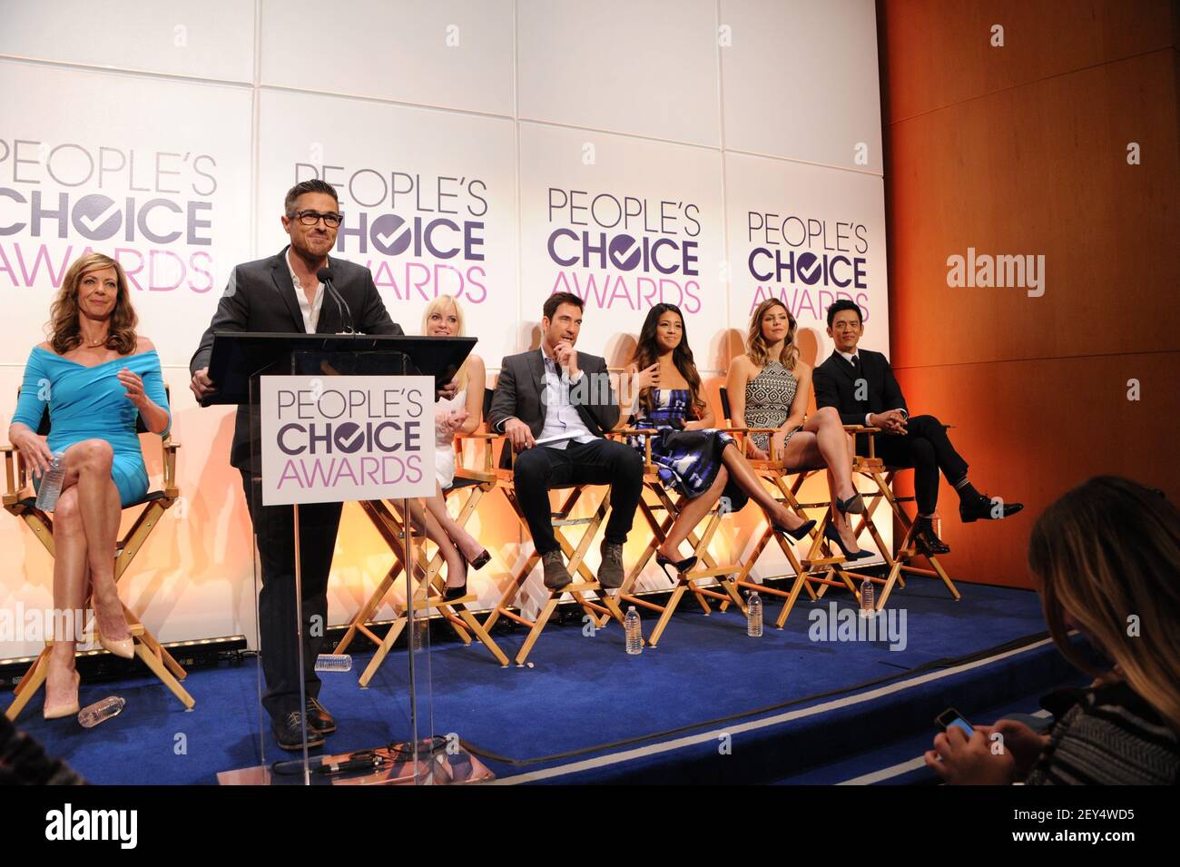 L-R: Allison Janney, Dave Annable, Anna Faris, Dylan McDermott, Gina ...