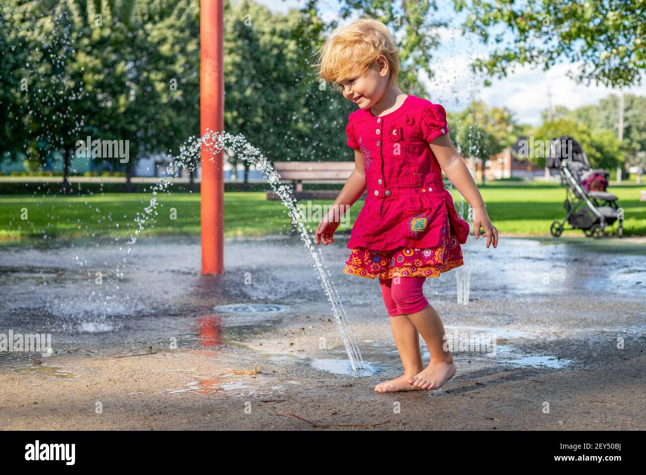 Girl water park splash pad hi-res stock photography and images - Alamy