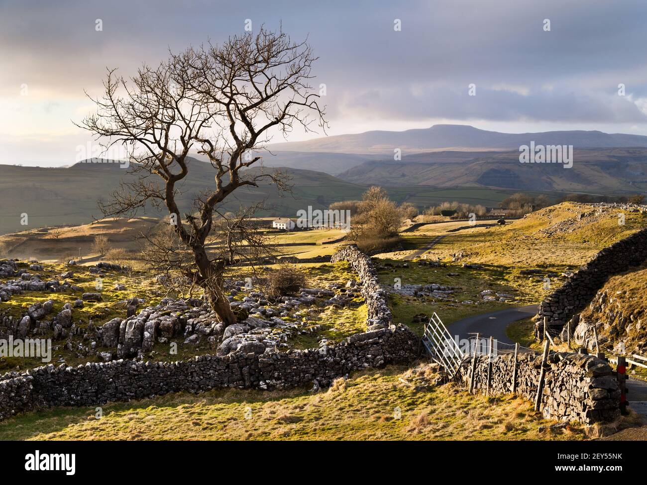 A Winter afternoon at Winskill Stones, Langcliffe, Yorkshire Dales ...