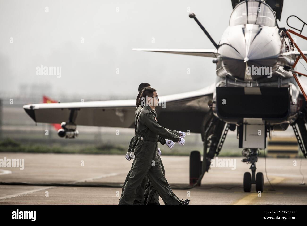 The first five Chinese female fighter pilots attend the 10th ...