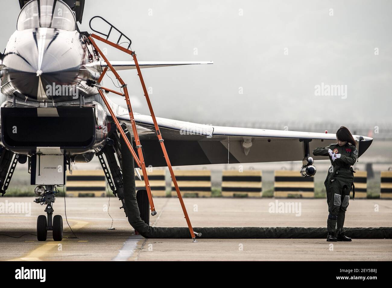 The first five Chinese female fighter pilots attend the 10th ...