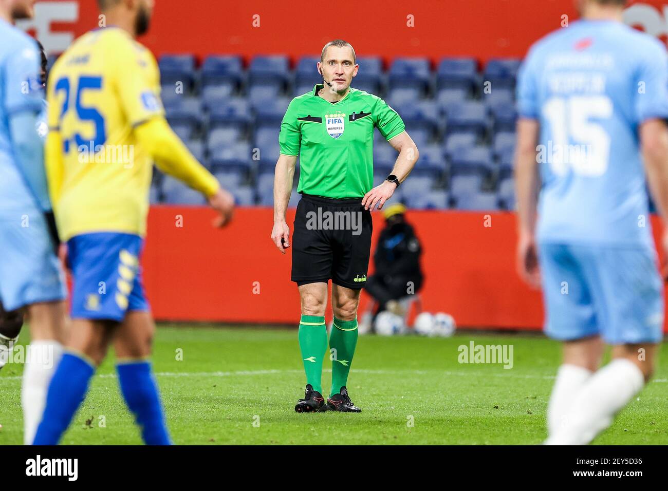 Referee mads kristoffer kristoffersen hi-res stock photography and ...