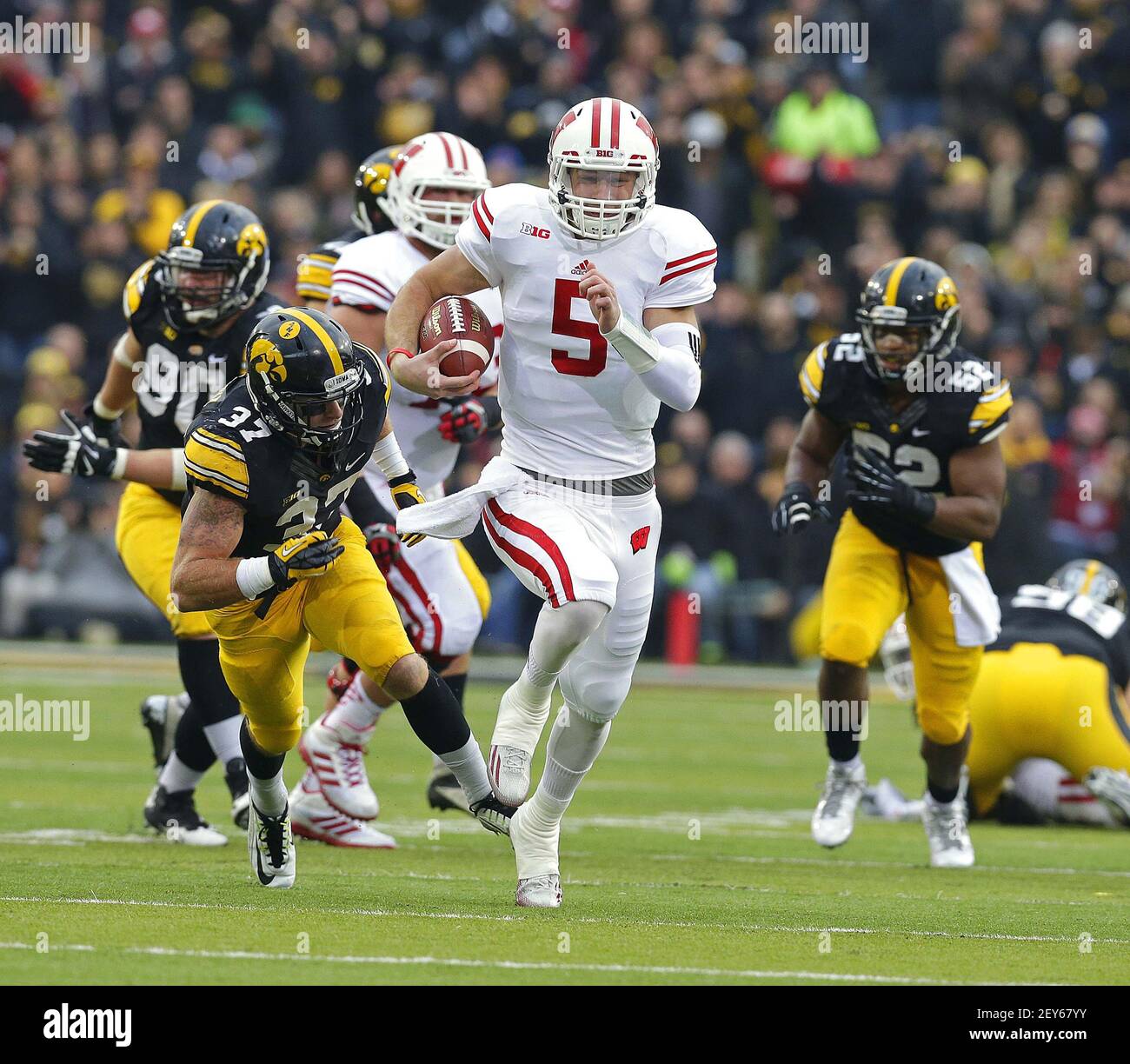 Wisconsin wide reciever Jordan Frederick (9) carries the ball down the ...