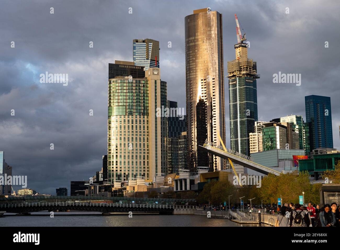 The downtown Melbourne skyline on the south bank of the Yarra River ...