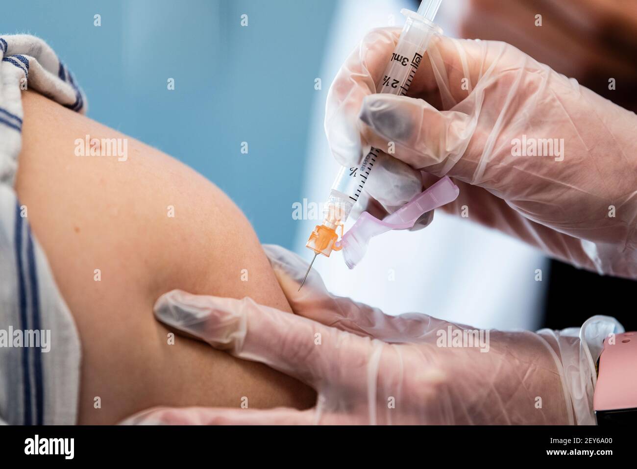 Doctor prepares prescription patient hi-res stock photography and ...
