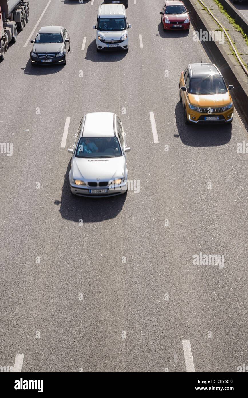 circulation automobile dense sur le périphérique parisien. heavy car ...