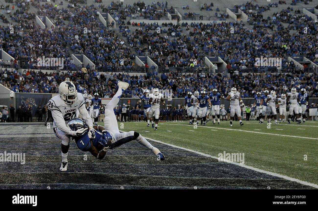 Jamar Summers (21) of the Connecticut Huskies tackles Keiwone Malone (7 ...