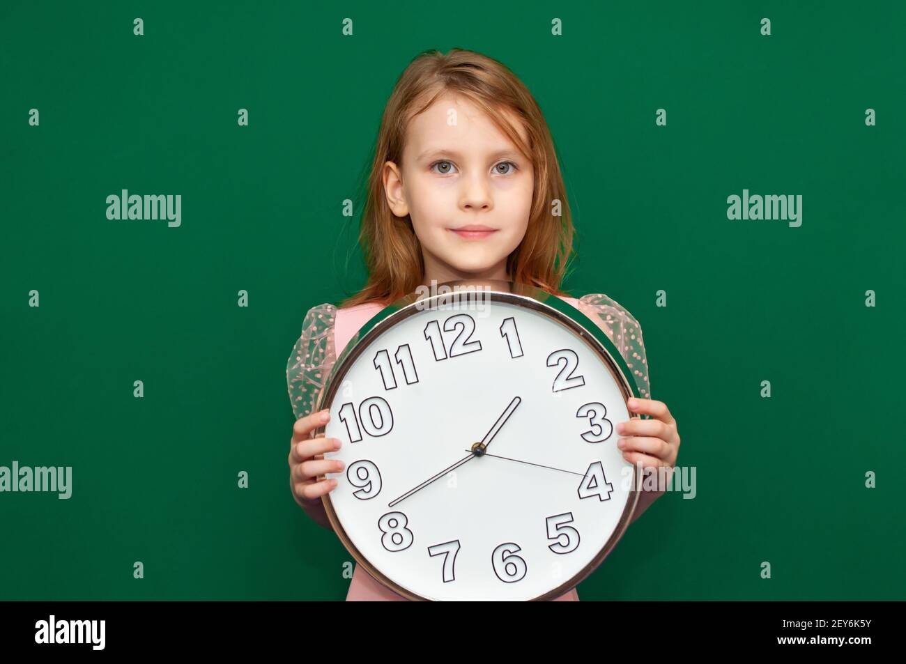 Large face hands clock time hi-res stock photography and images - Alamy