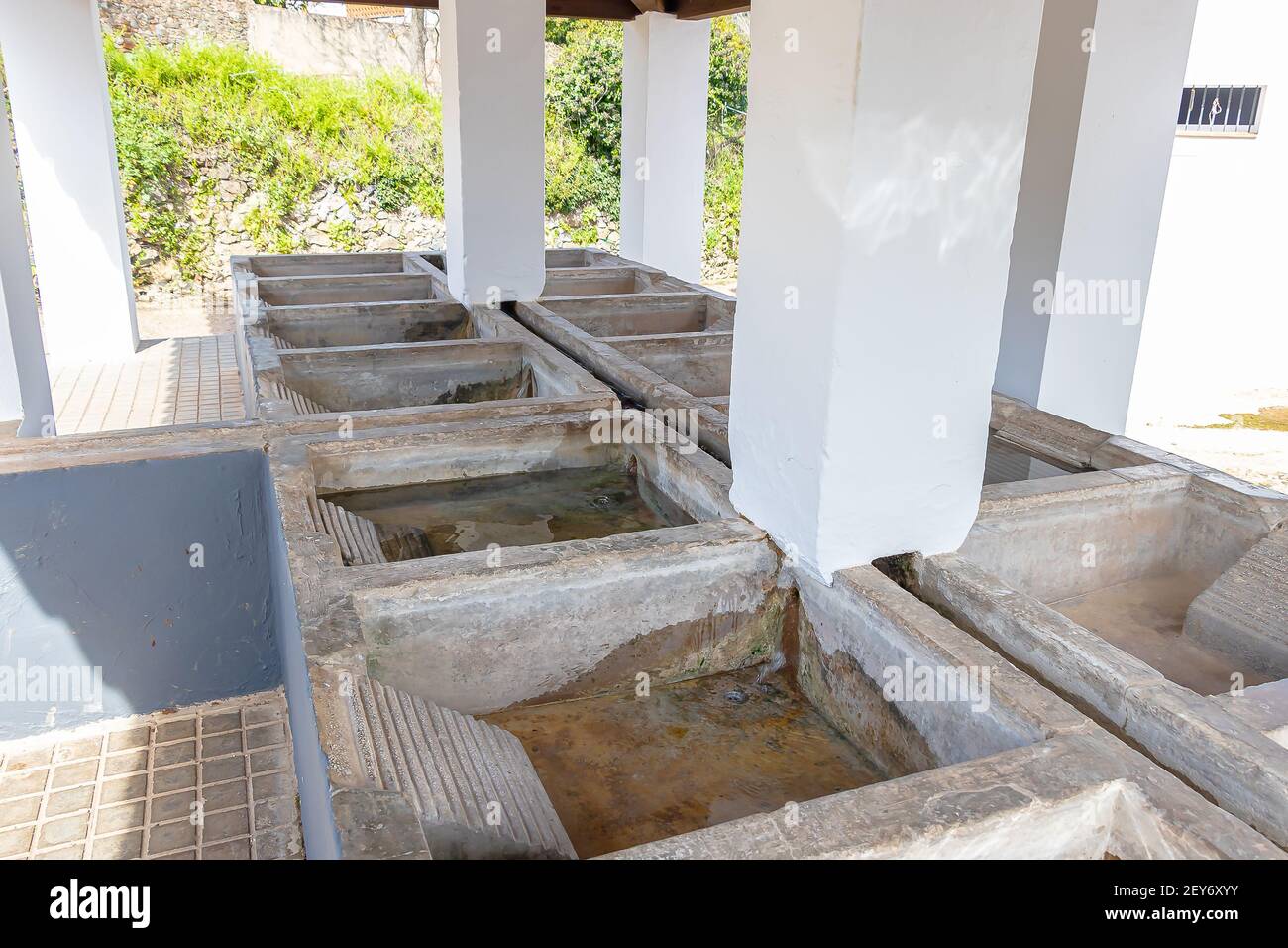 Washing clothes in public hi-res stock photography and images - Alamy