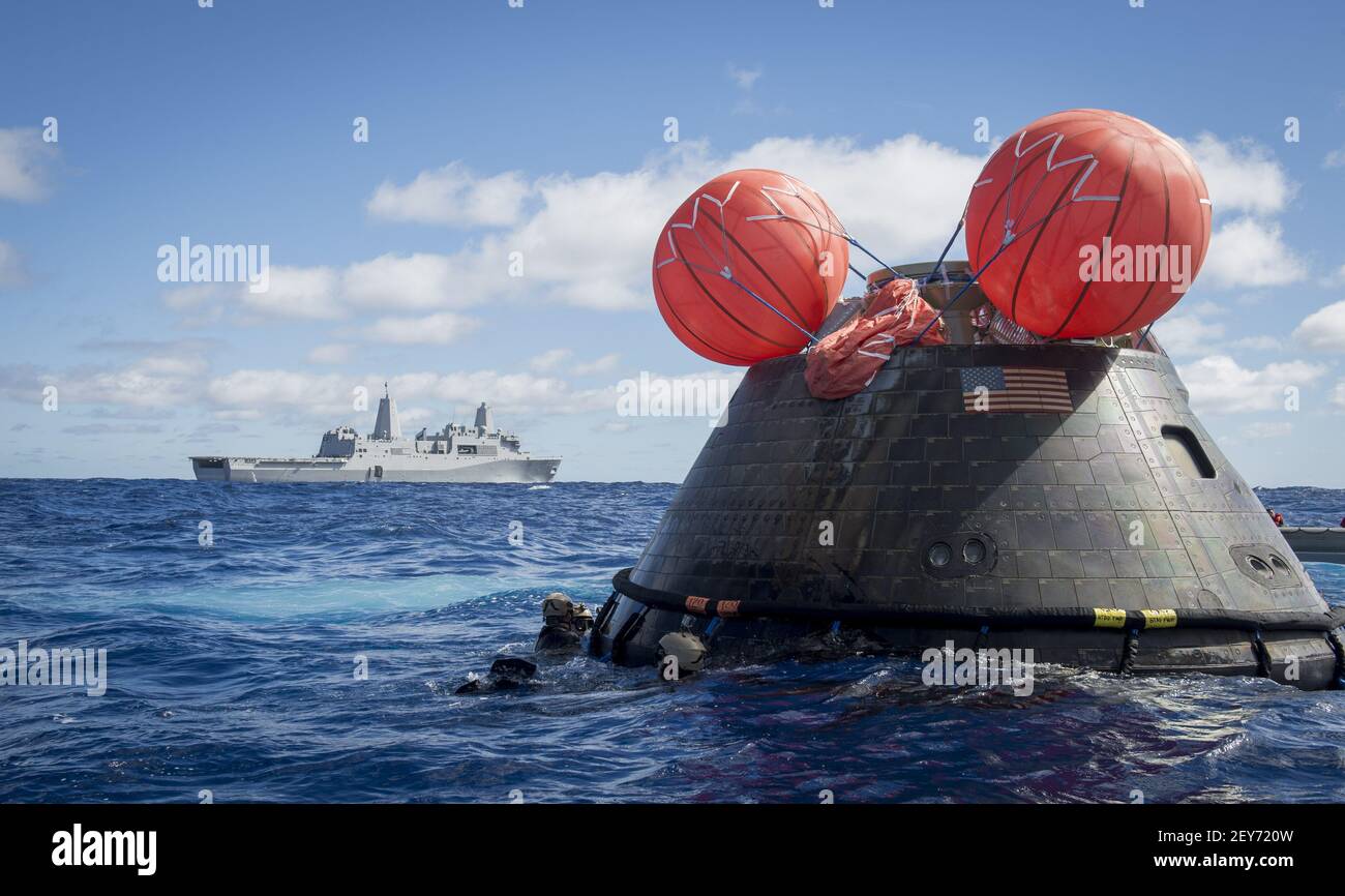 PACIFIC OCEAN (Dec. 5, 2014) Navy divers assigned to Explosive Ordnance ...